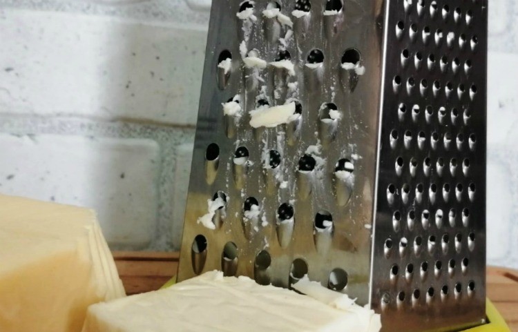 Until now you have been grating cheese the wrong way. See how it's done ...