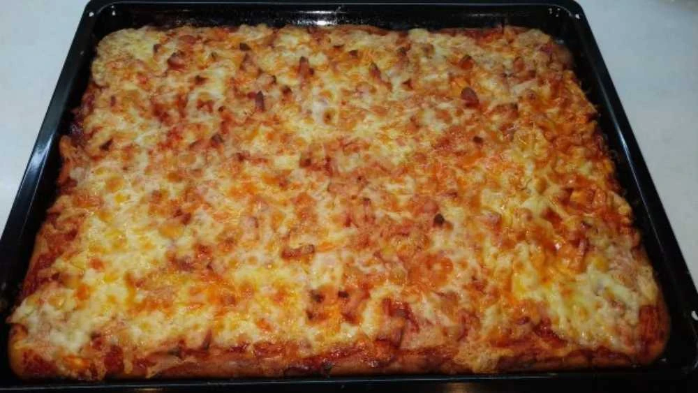 Lazy kefir-dough pizza ready in 30 minutes: Great dinner without rising ...